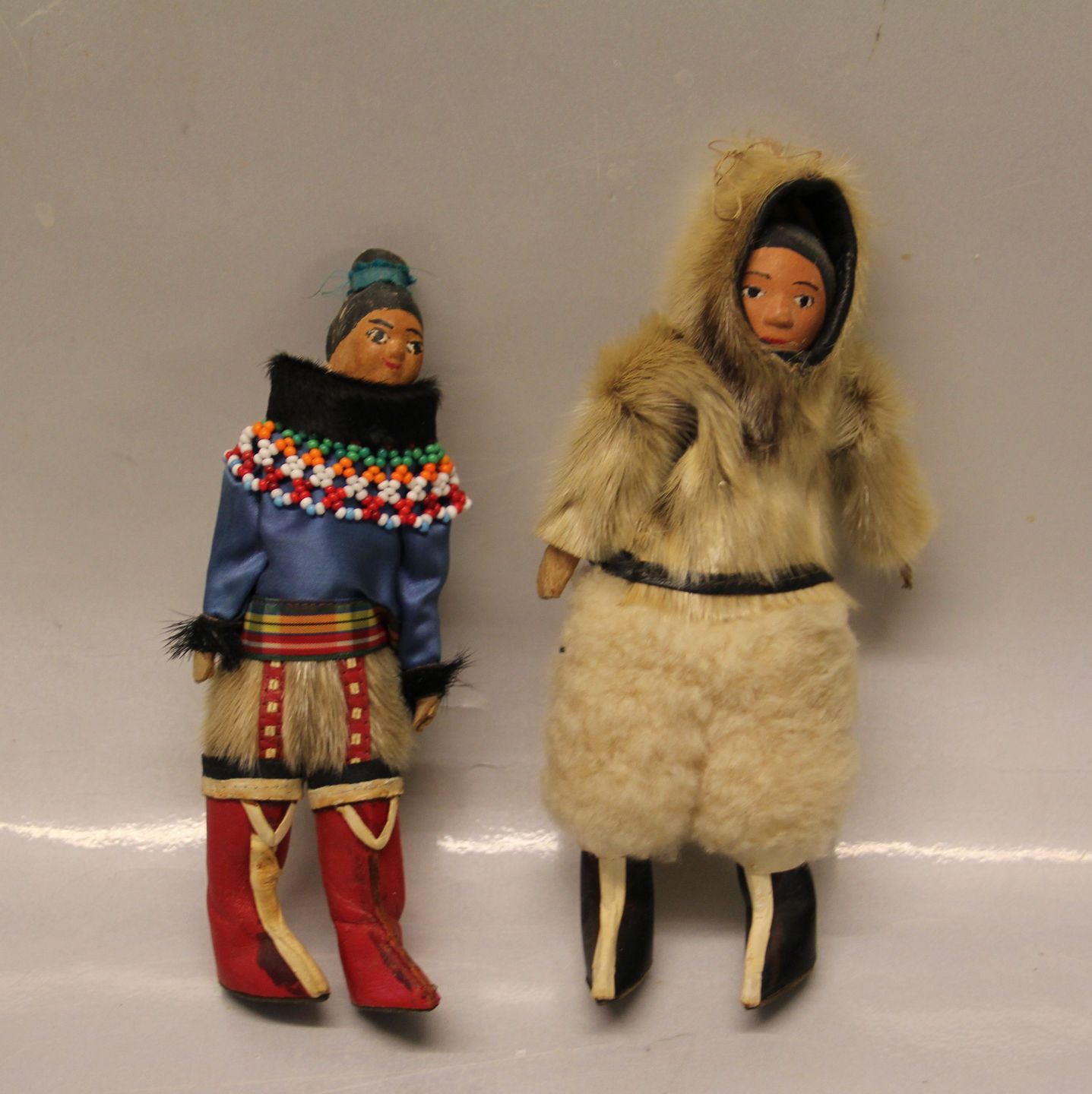 Klosterkælderen - Grønlandske dukker i nationaldragter ca 19 cm Inuit ...